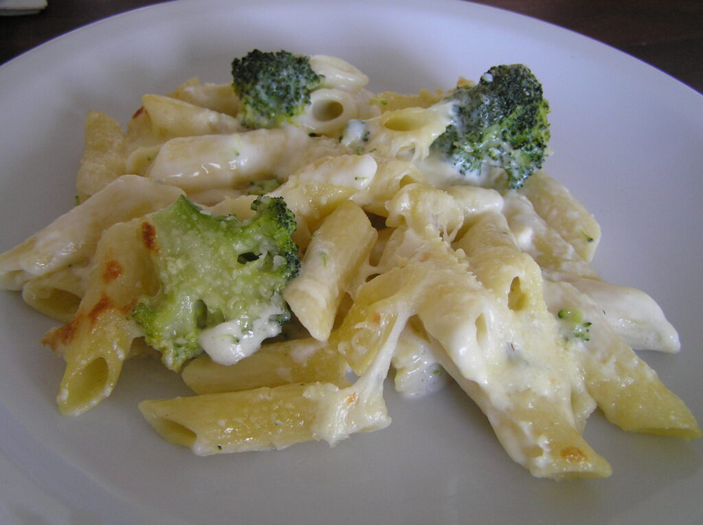 FIDEOS CON BRÓCOLI Y SALSA BLANCA - Fundación Educacional